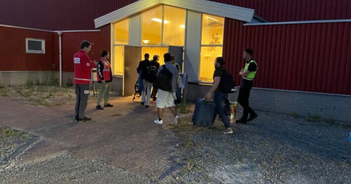 Situatie Ter Apel vrijdag 29 mei: Zeventig asielzoekers brengen nacht ...
