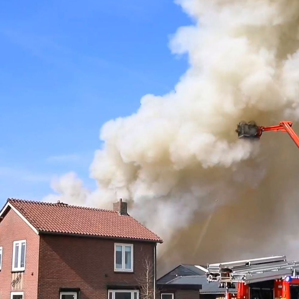 ZIEN | Enorme rookwolken bij brand in zorgboerderij - Omroep Gelderland