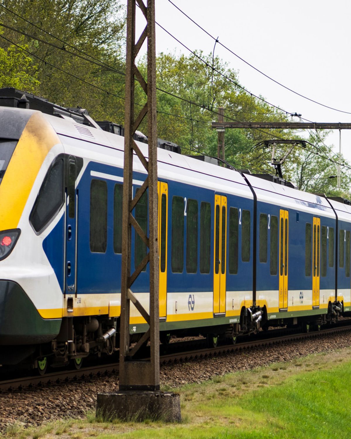 Dode bij botsing op spoorwegovergang, treinverkeer gestremd - Omroep West