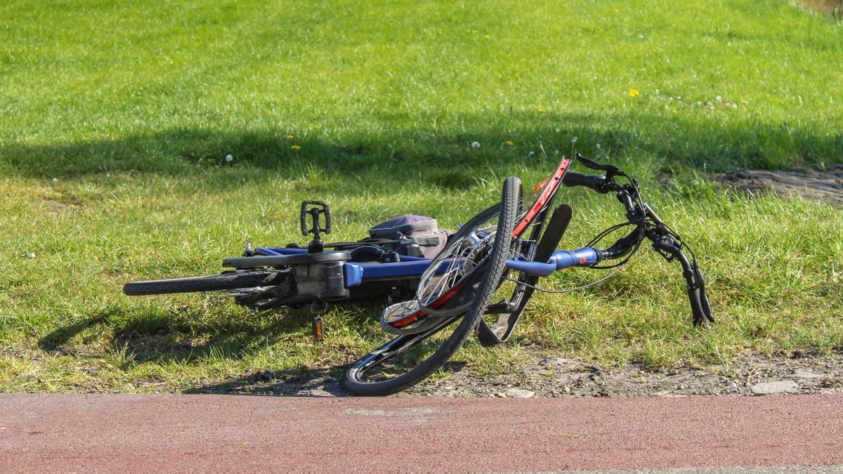 Fytser ferwûne by Parregea nei botsing mei bestelbuske - Omrop Fryslân