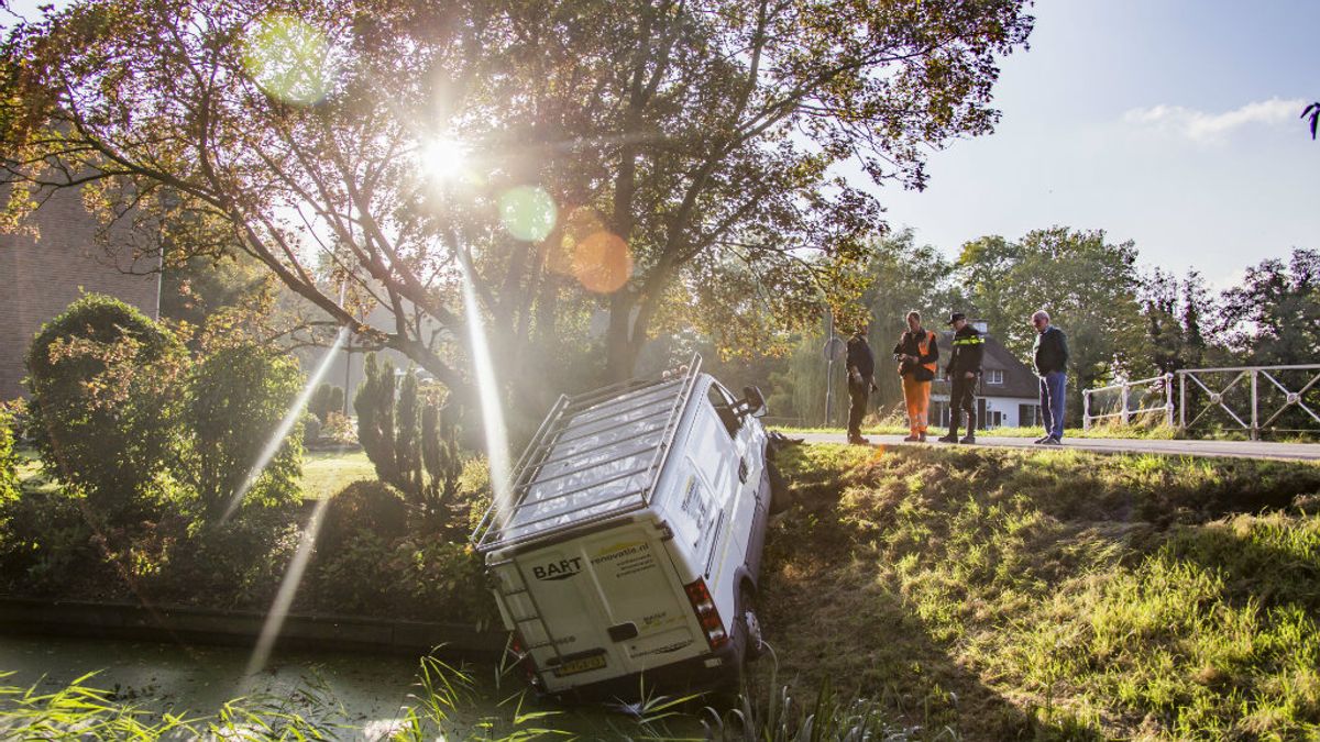 Busje met verf belandt bijna in sloot - RTV Utrecht