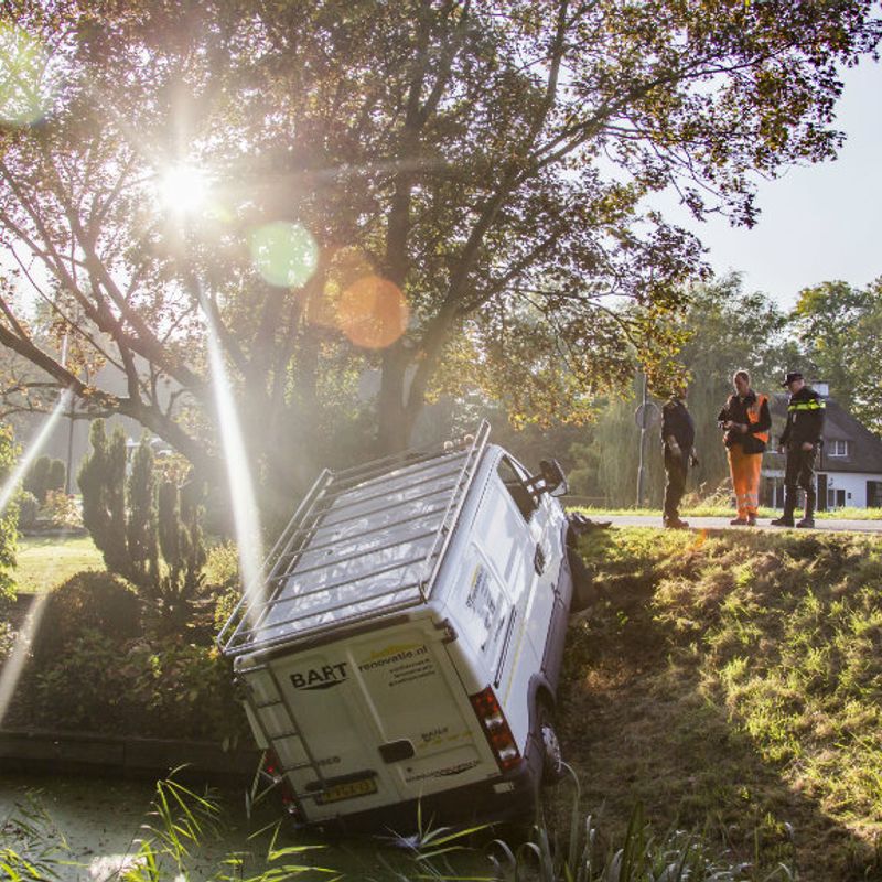 Busje met verf belandt bijna in sloot - RTV Utrecht