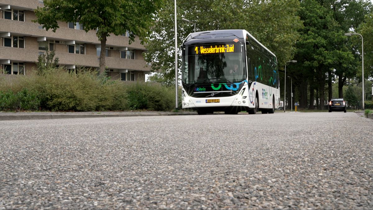 Gemeente Enschede 'kan niets doen' aan kapotte wegen door elektrische ...