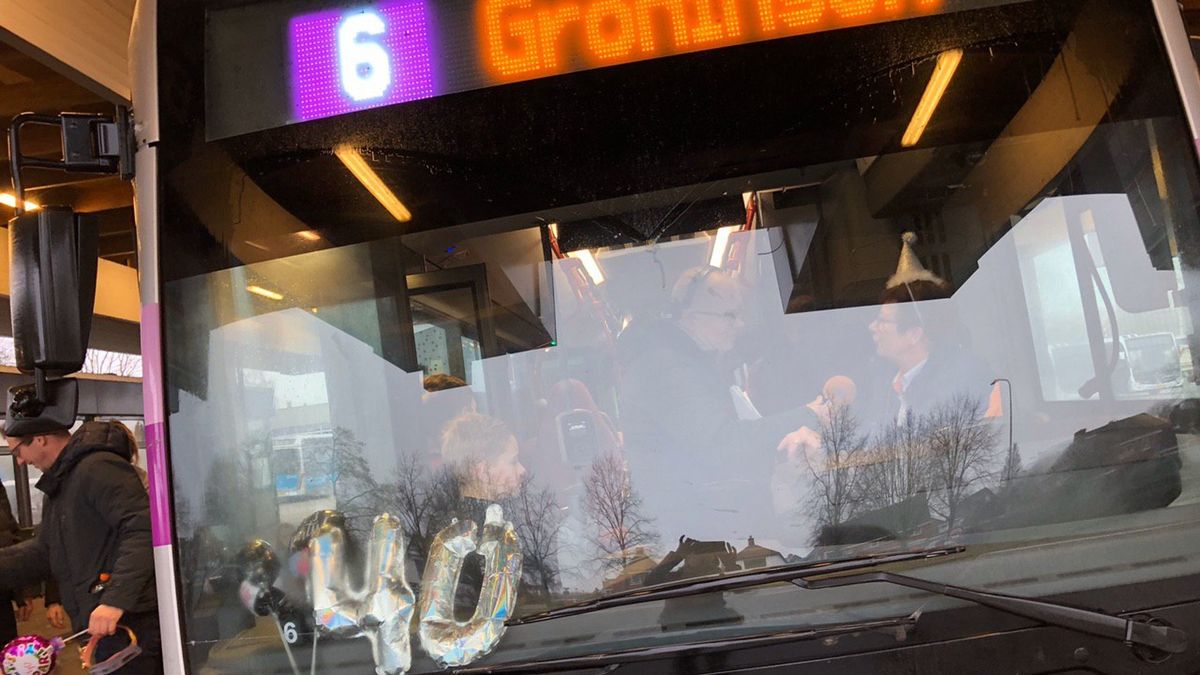Nel zit al veertig jaar op de bus: 'En ik ga nog wel even door' - RTV Noord Nel zit al veertig jaar op de bus: 'En ik ga nog wel even door' - RTV Noord