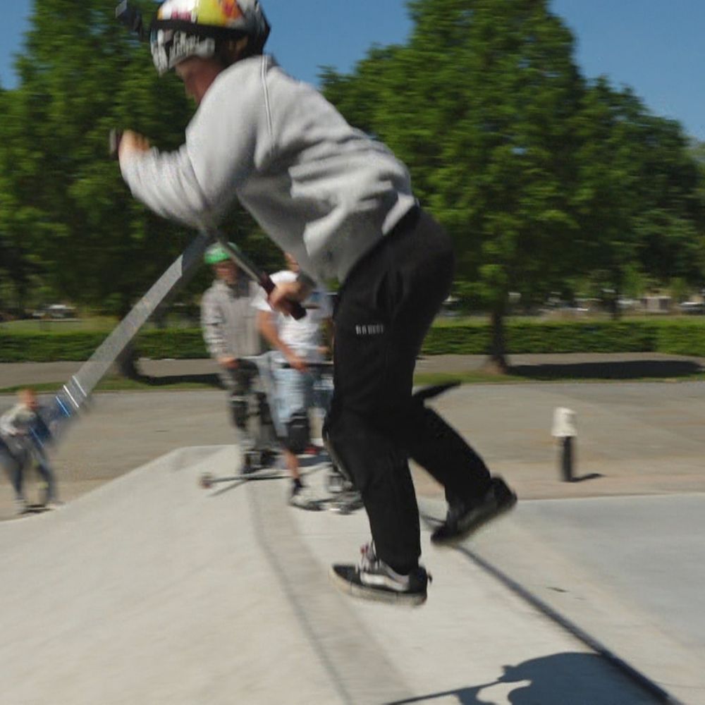Skaters testen nieuwe skatebaan - Omroep West
