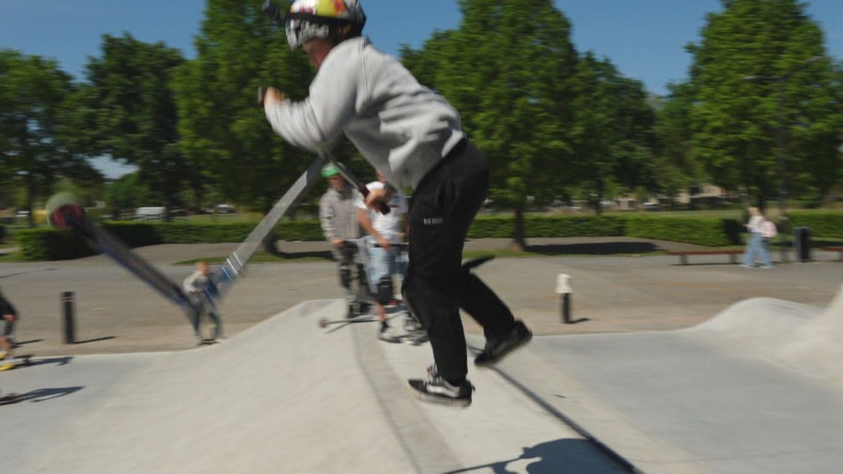 Skaters testen nieuwe skatebaan - Omroep West