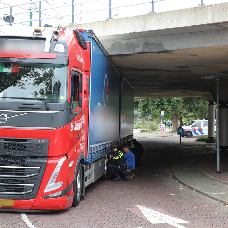 112-nieuws | Vrachtwagen vast onder viaduct - Ongeluk met motor op A12 - Omroep West