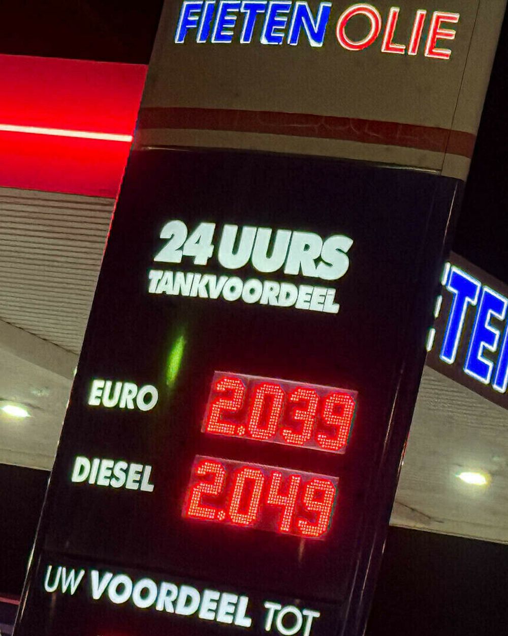 Olieprijs daalt door staakt-het-vuren: 'Morgen zichtbaar aan pomp ...