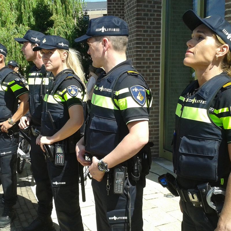 Presentatie nieuw politie-uniform in Maastricht - L1