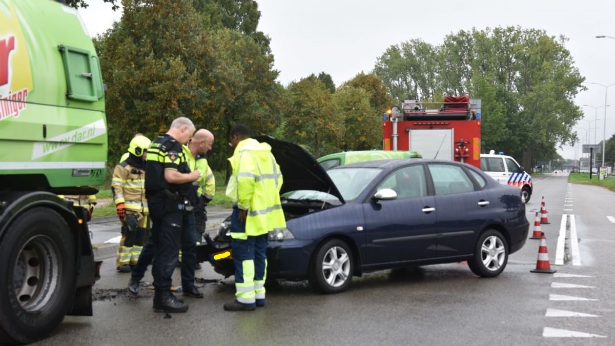 Moeder en kind naar ziekenhuis na aanrijding met veegwagen - Omroep Gelderland