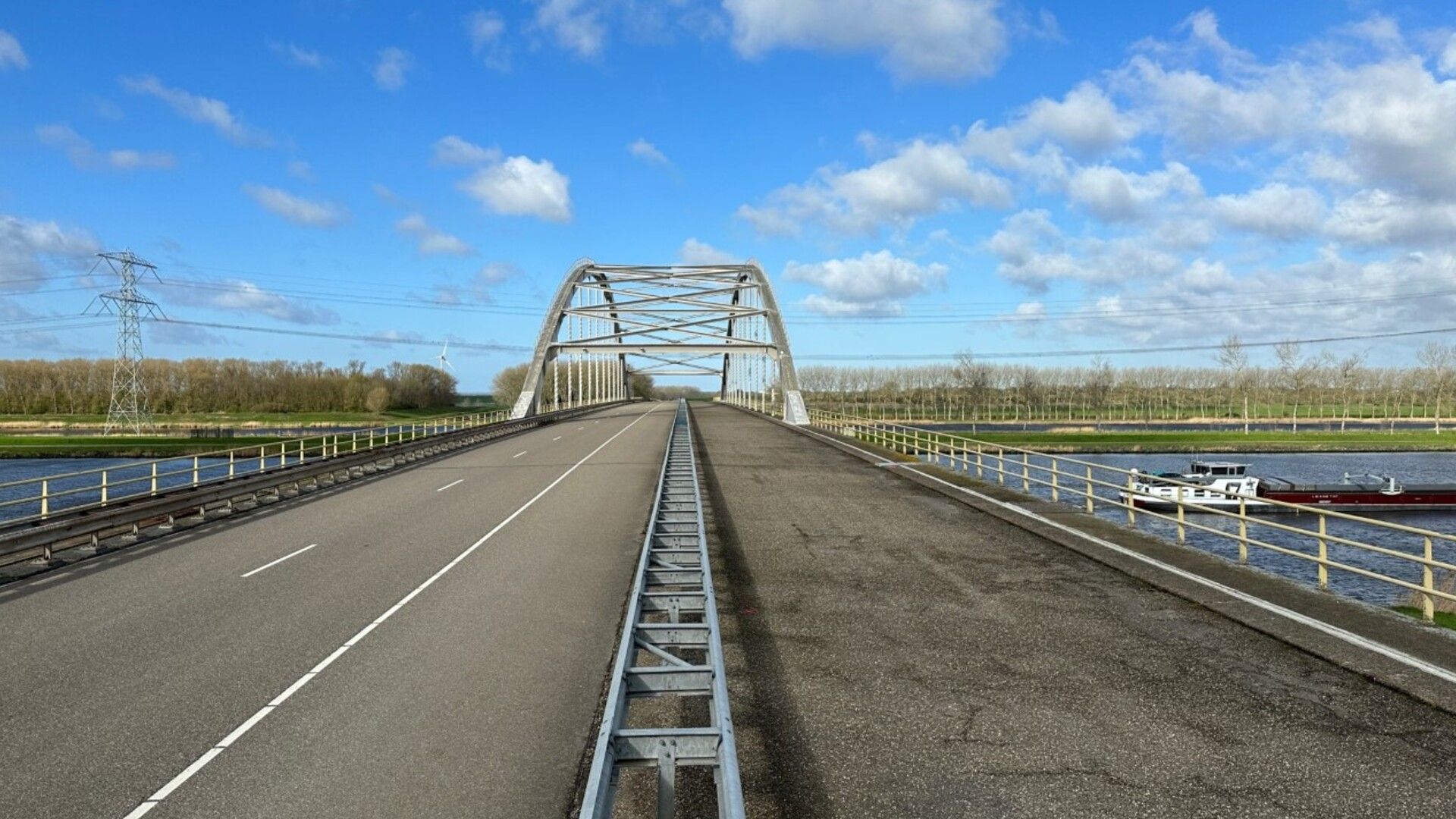 Een lantaarnpaal op de stoep, een trapje naar nergens; dit zijn de ...