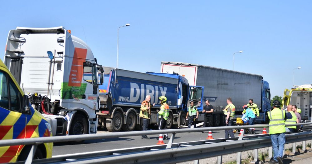 Ernstig ongeval met meerdere vrachtwagens op A73 - L1 Nieuws