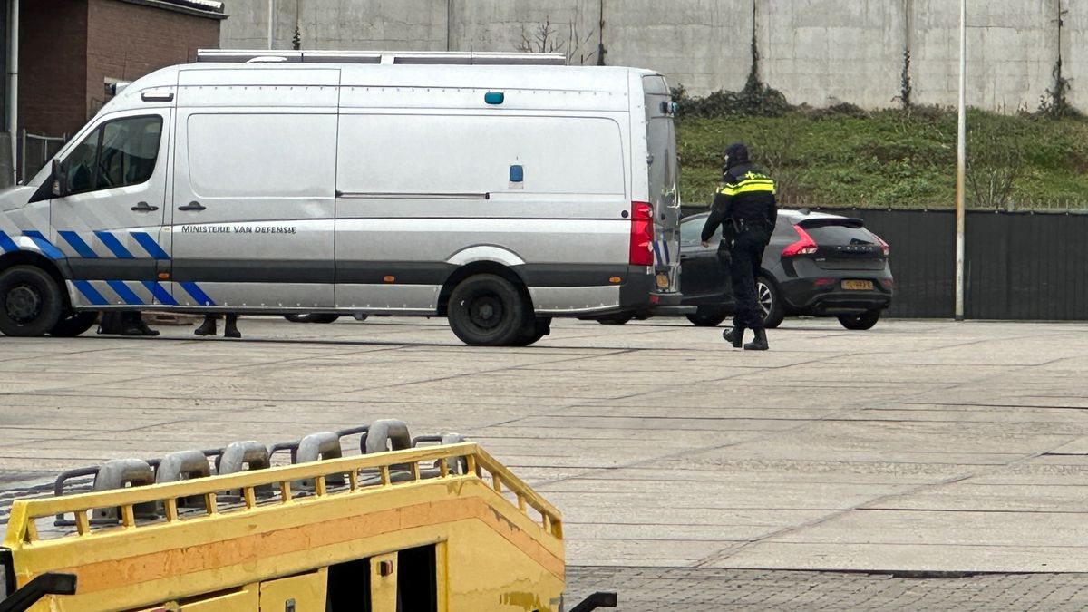 Politie en EOD doorzoeken in beslag genomen auto's - L1 Nieuws