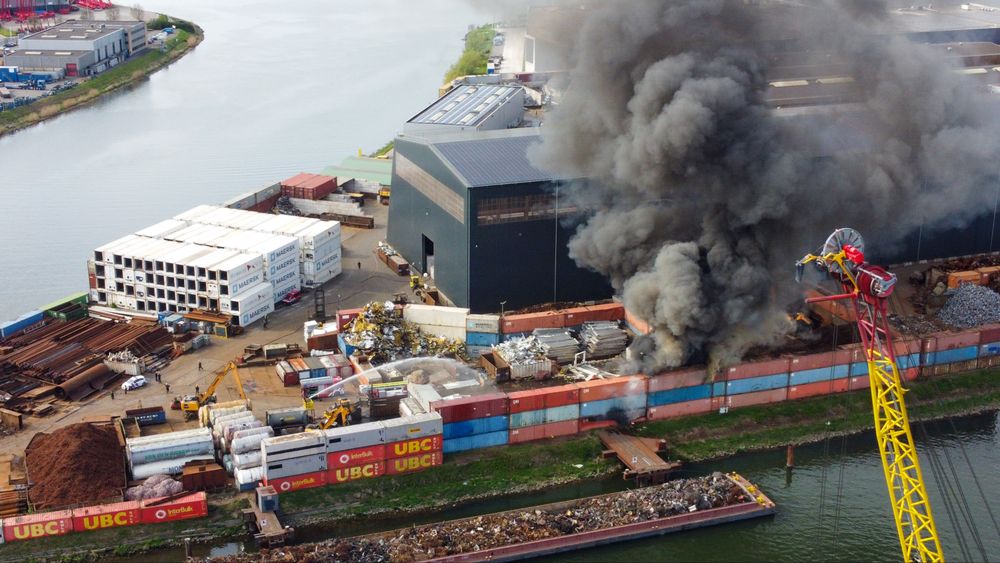 Flink veel rook na grote brand op bedrijventerrein - Rijnmond