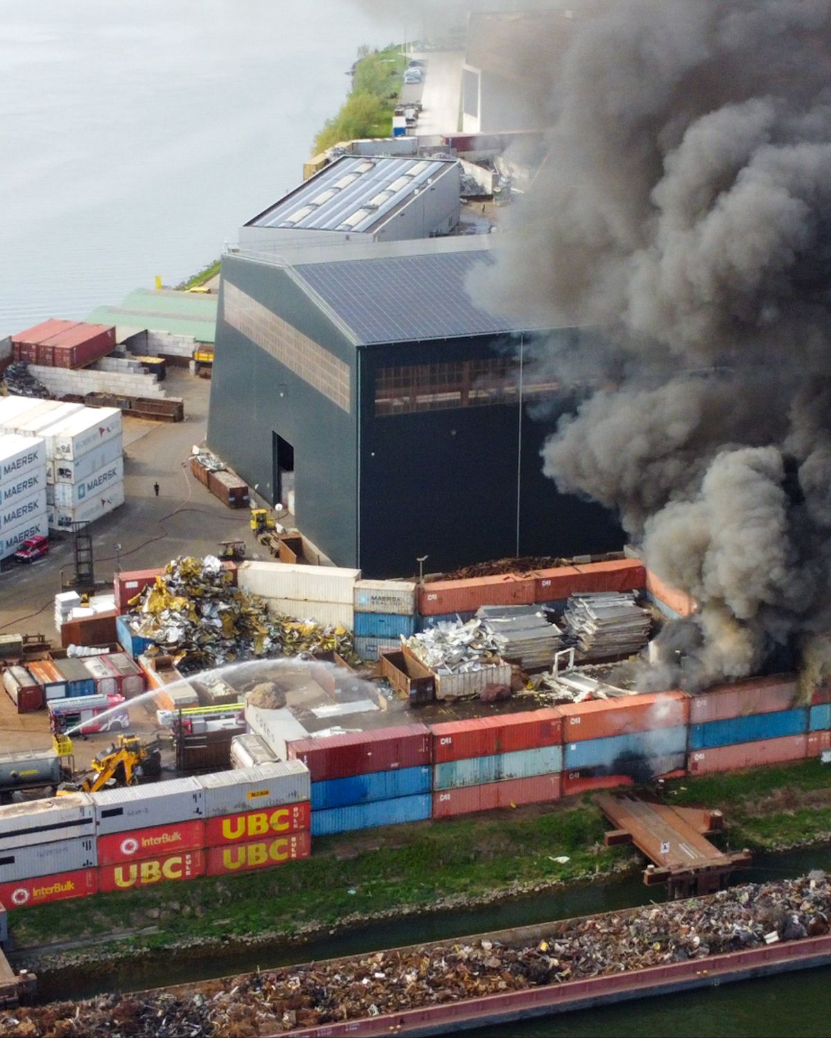 Flink veel rook na grote brand op bedrijventerrein - Rijnmond