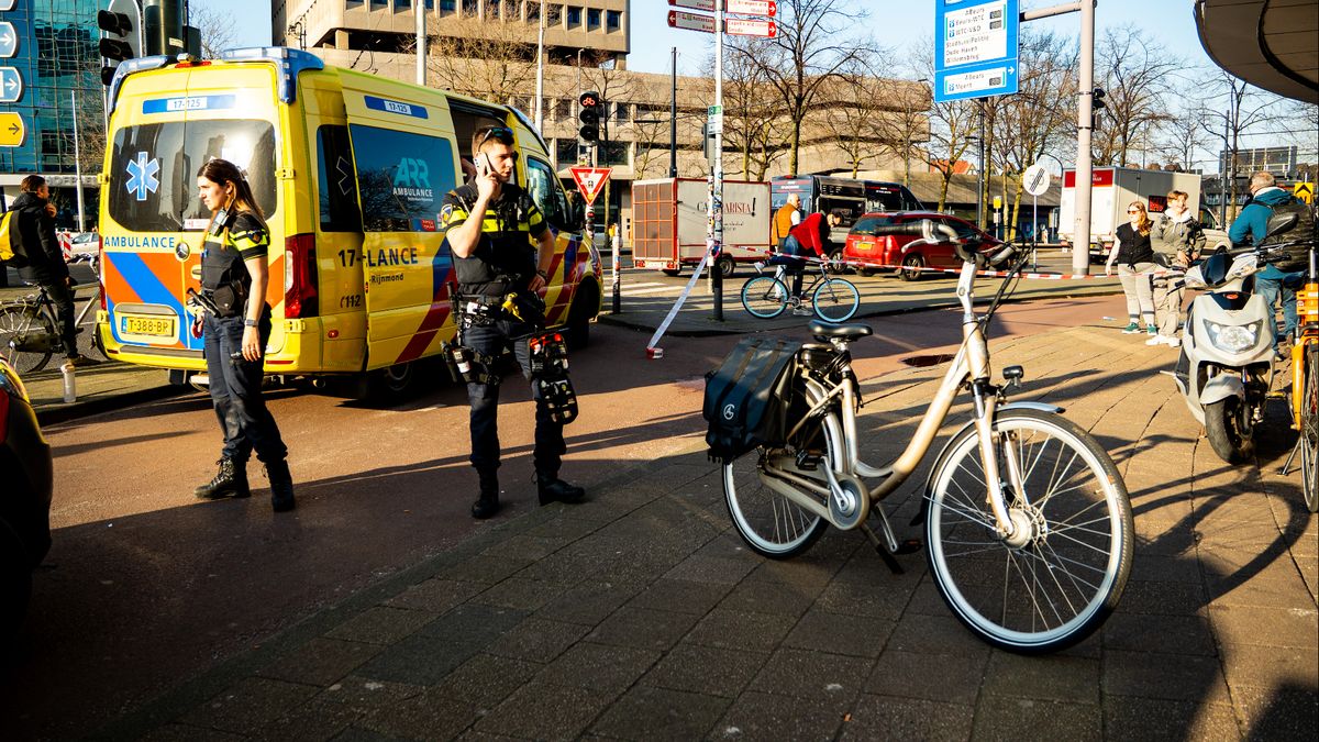 Oudere fietser gewond na uitwijken voor voetgangers | Motorrijder gewond na botsing met auto ...