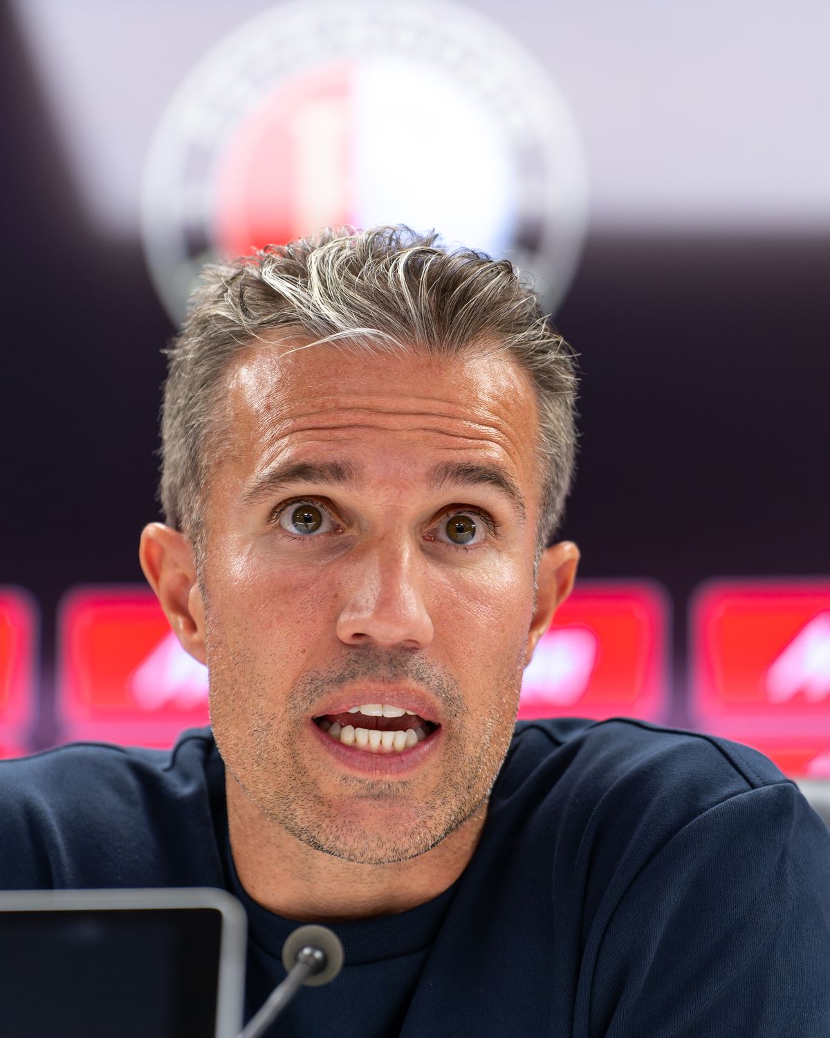 Van Persie licht aanvoerderswissel toe: 'Lengte van het contract neem ...