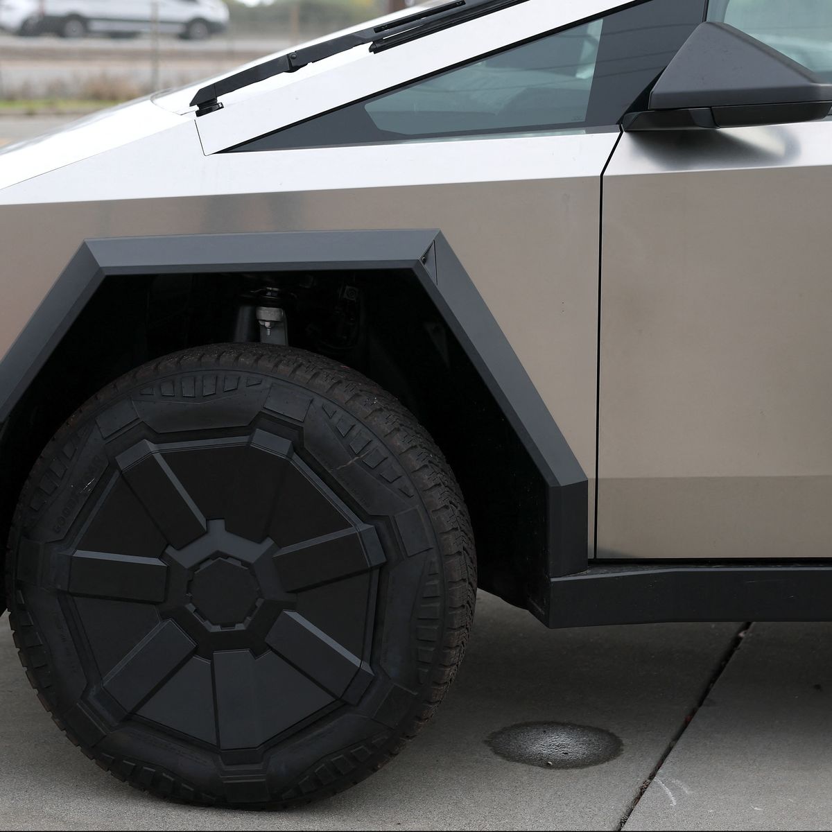 Eerste Tesla Cybertruck rijdt alsnog door Nederland: 'Grijs gebied ...