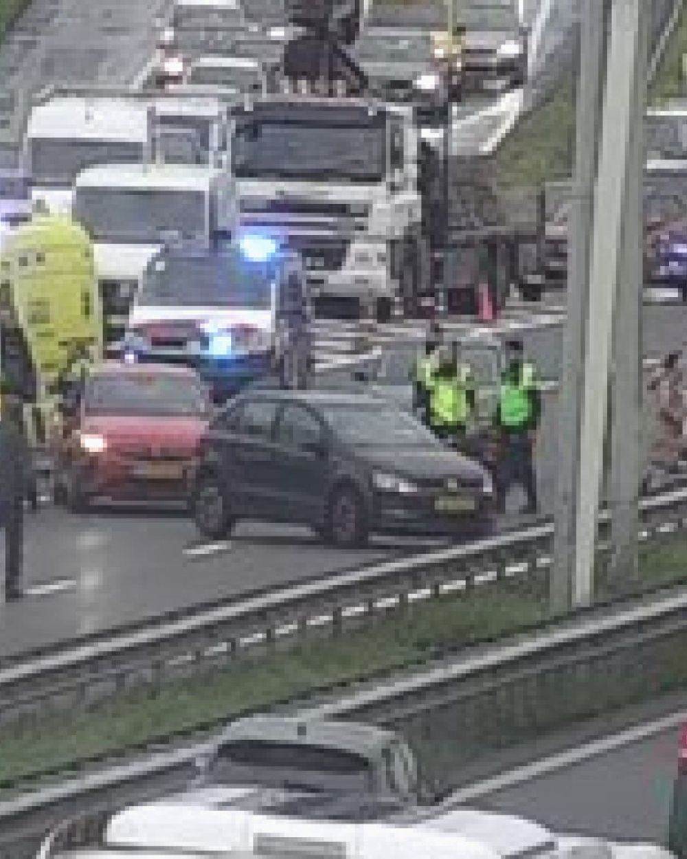 A13 afgesloten na ongeluk met vier auto's - Omroep West