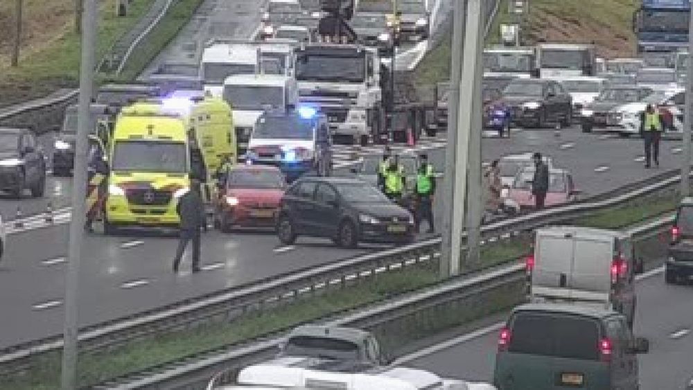 A13 afgesloten na ongeluk met vier auto's - Omroep West