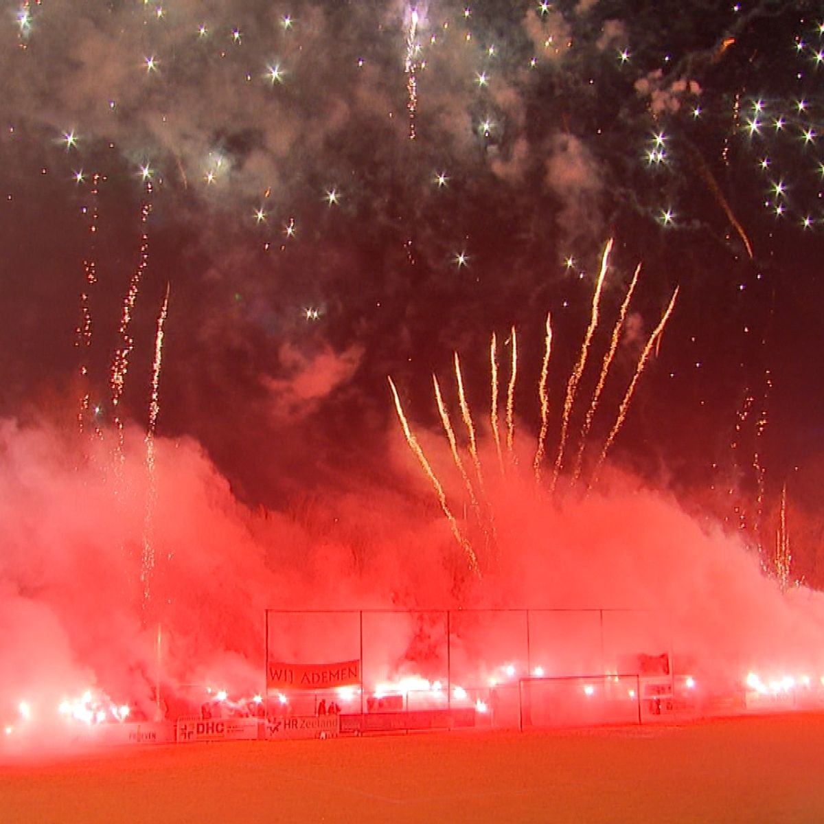 Bekijk de spectaculaire 'Slag om de vijver' tussen Terneuzense Boys en Terneuzen - Omroep Zeeland