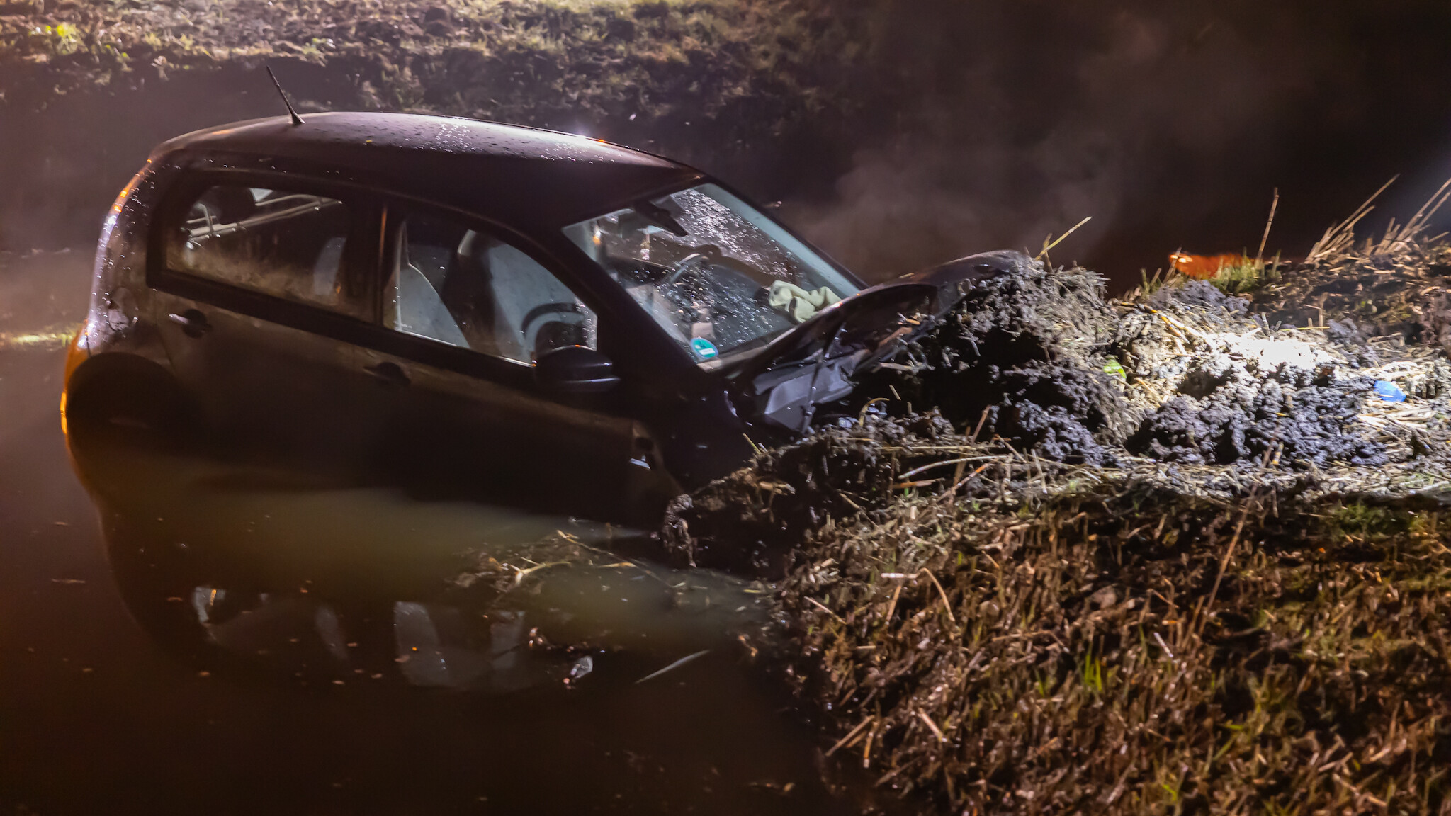 Auto in de sloot bij Westergeast | Giertank door kranen uit het water ...