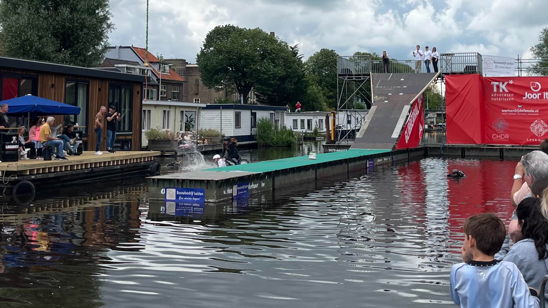 Snel naar de bel en valpartijen tijdens Glibberbal: 'Heb er een nat pak ...