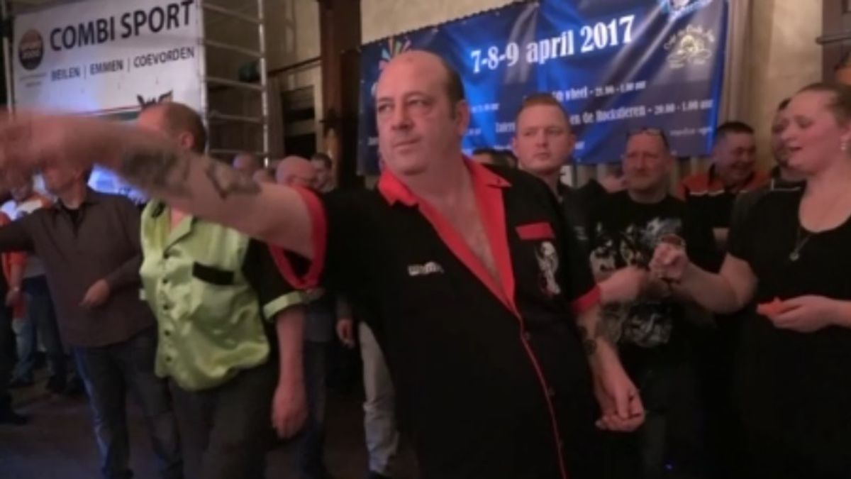 Andy Fordham, Ted Hankey en Darryl Fitton gooien pijltjes in Coevorden ...