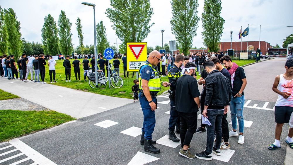 Bewoners azc Ter Apel herdenken ISIS-genocide van 2014 - RTV Noord