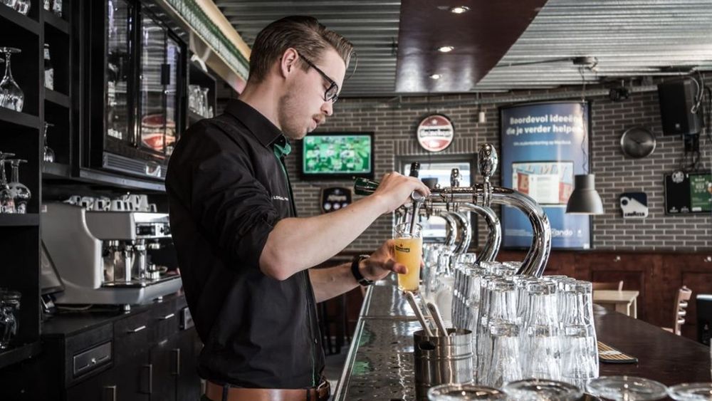 Studenten komen in opstand omdat ze eerder aan het bier willen - Omroep ...
