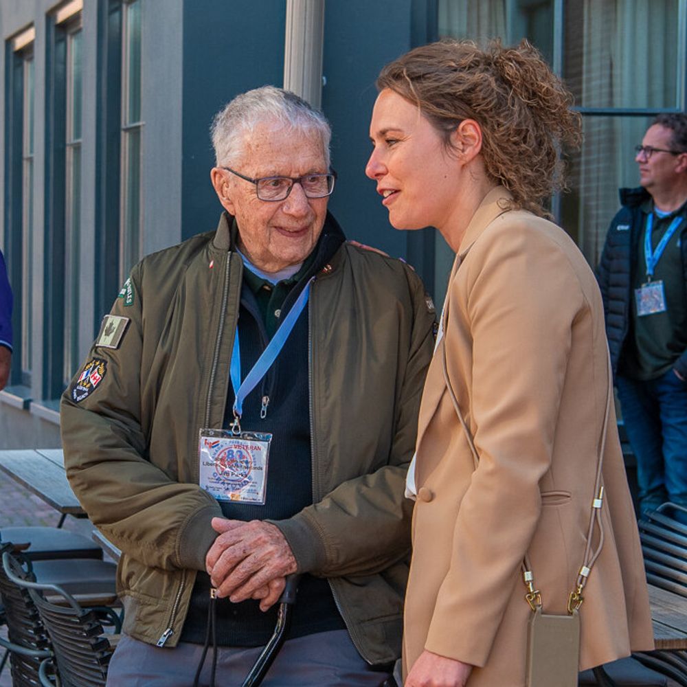 Oarlochsfeteraan Jim Parks (100) is wer yn Fryslân foar fiering 80 jier ...