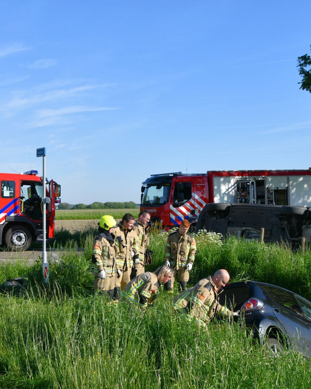 Botsing in Axel, twee mensen naar het ziekenhuis - Omroep Zeeland