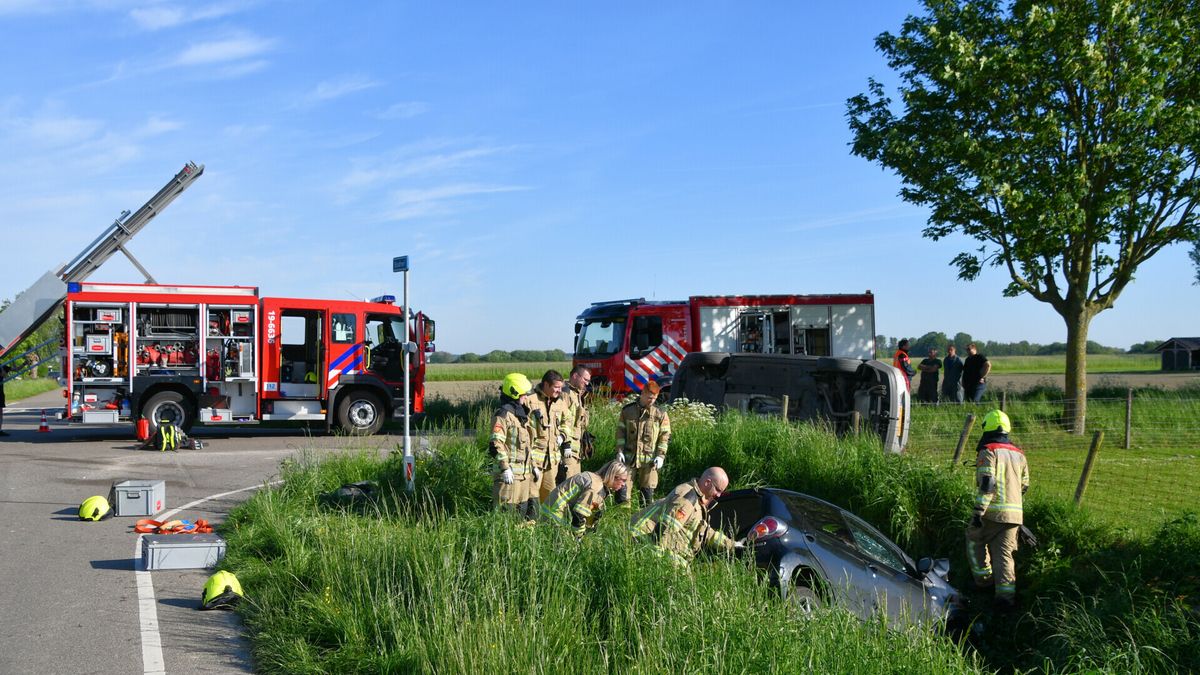 Botsing in Axel, twee mensen naar het ziekenhuis - Omroep Zeeland