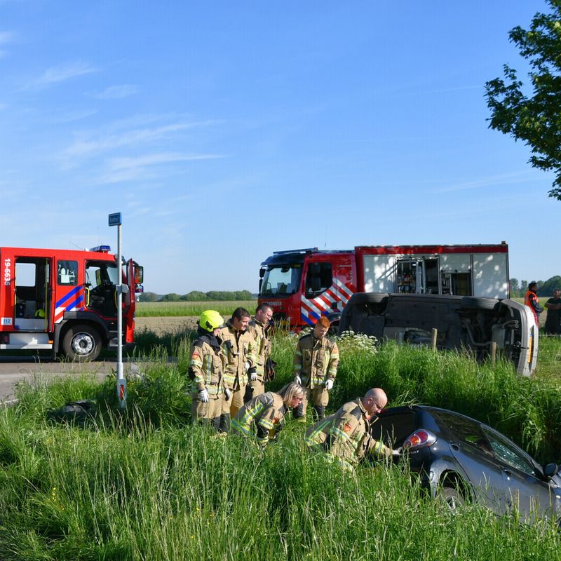 Botsing in Axel, twee mensen naar het ziekenhuis - Omroep Zeeland