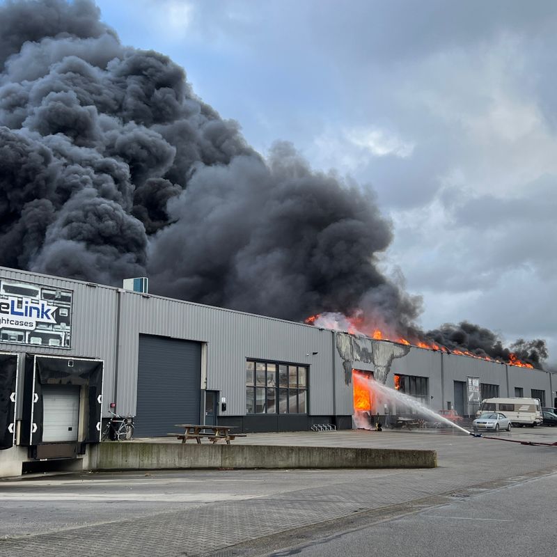 Grote brand verwoest bedrijfspand in Roden: 'De lucht is hier pikzwart ...