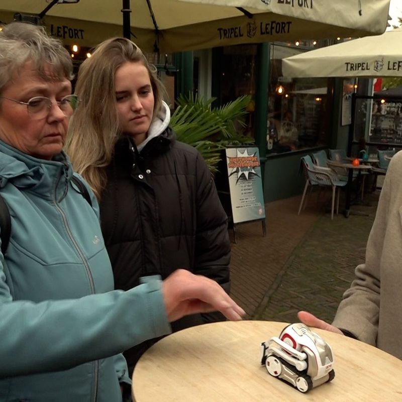Deze robot zorgt met snikkende geluiden voor medelijden - Omroep Gelderland