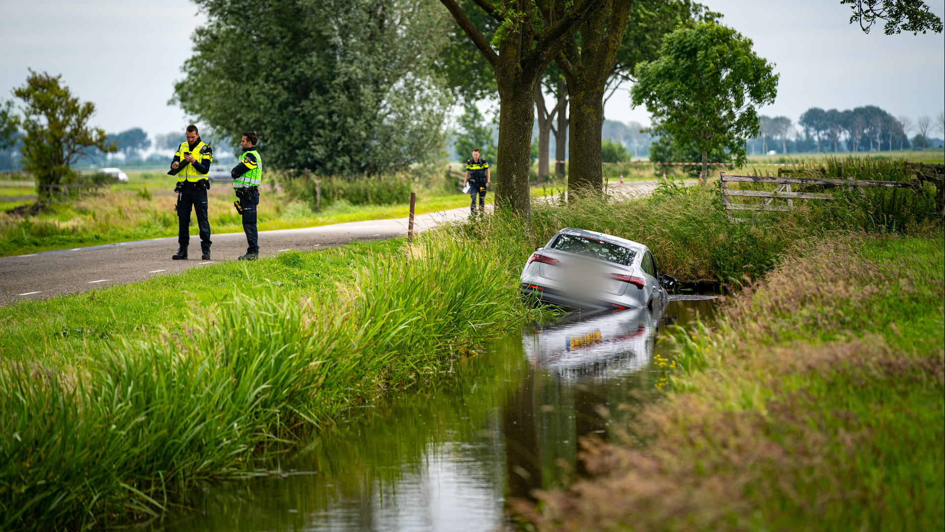 Auto rijdt water in, automobilist (59) overleden - Rijnmond