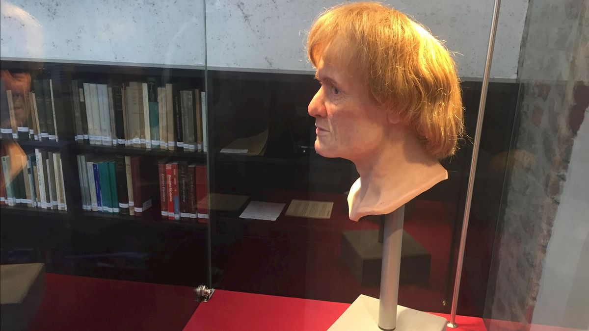 Reconstructie van Geert Groote waakt nu over zijn eigen bibliotheek - Oost