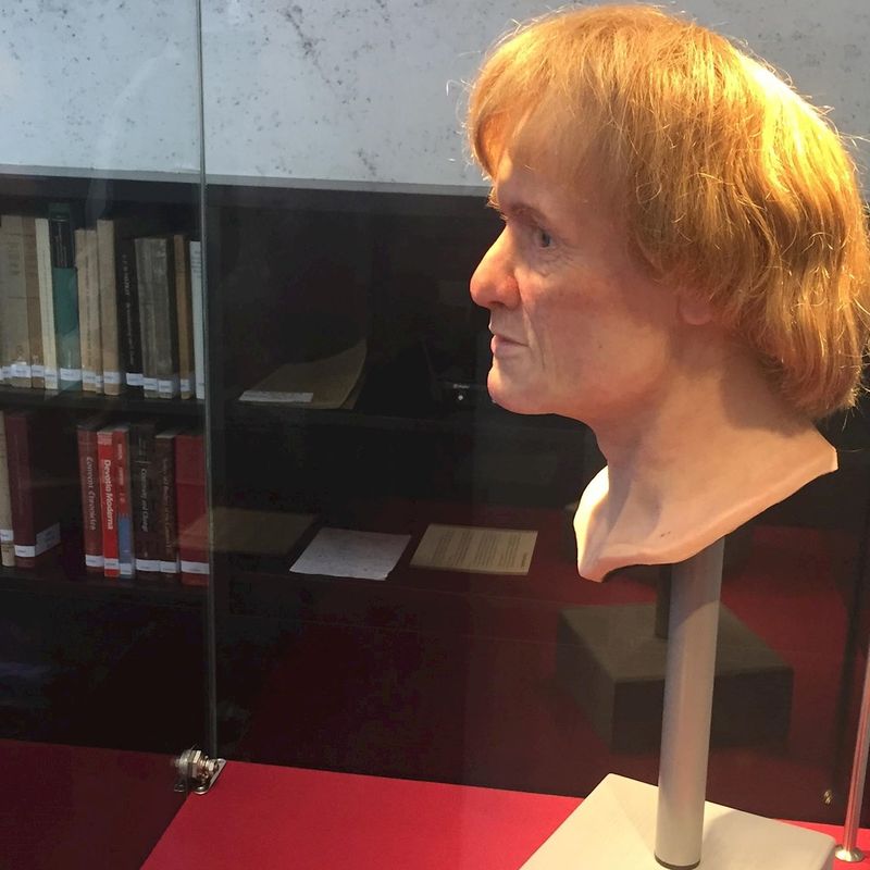 Reconstructie van Geert Groote waakt nu over zijn eigen bibliotheek - Oost