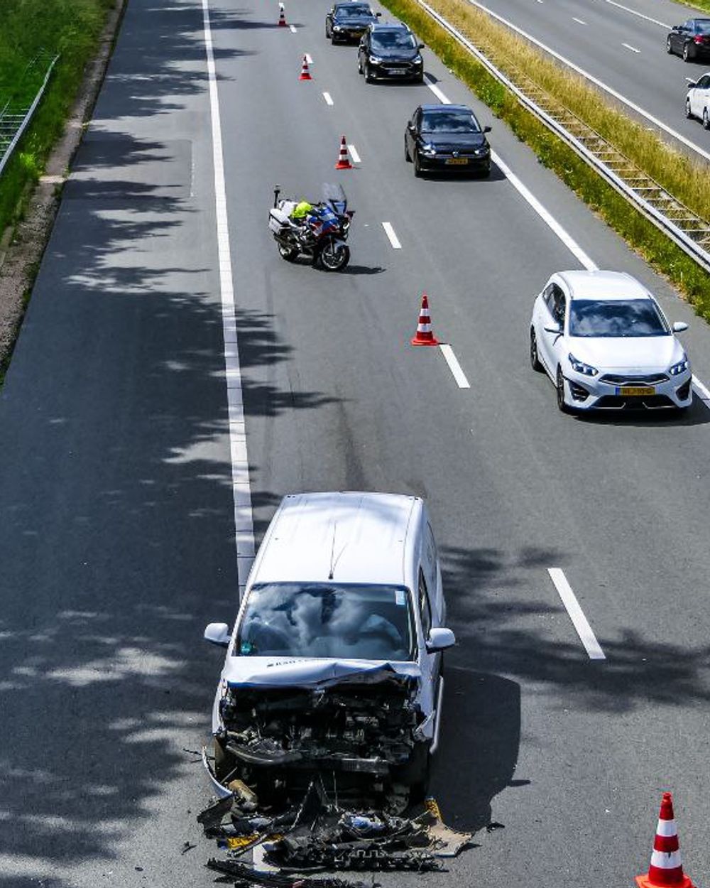 Auto's zwaar beschadigd bij aanrijding op A35 bij Enschede - Oost