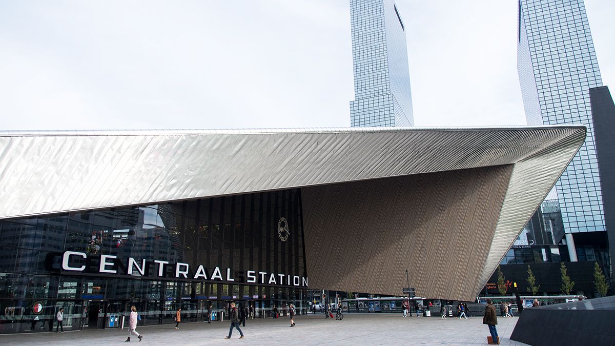 Peuter valt tussen metro en perron - Rijnmond