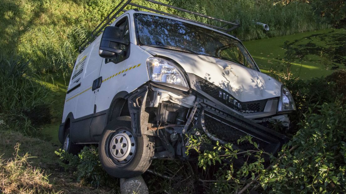 Busje met verf belandt bijna in sloot - RTV Utrecht