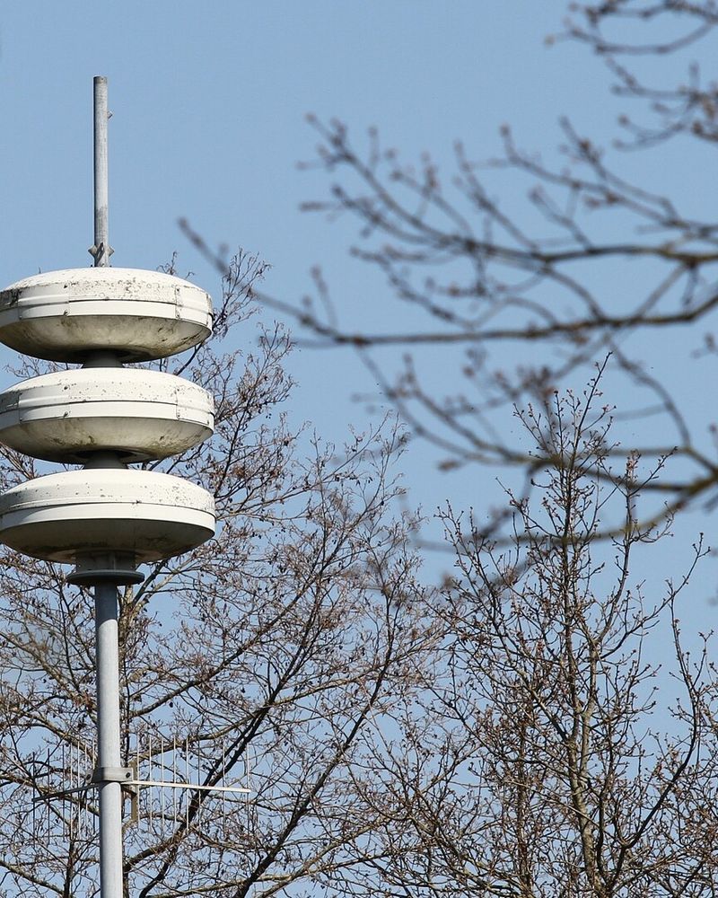 Moet het luchtalarm zwijgen? Dit is de nut en noodzaak van het maandelijkse middaggebed - RTV ...