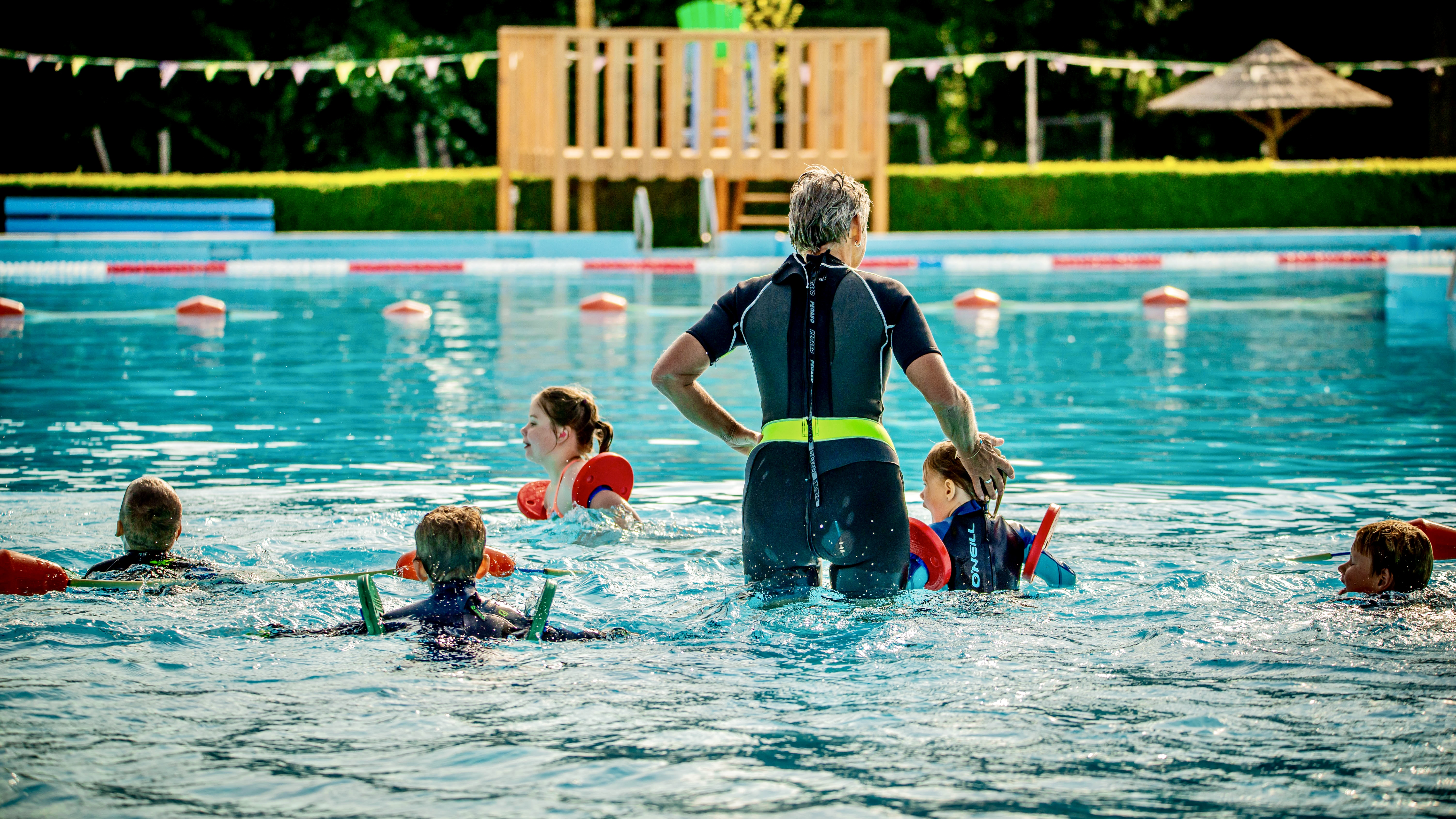 Wachtlijsten voor zwemles lopen flink op in onze regio: 'Ik maak mij ...