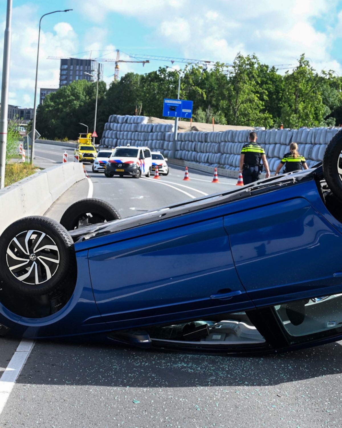 Auto belandt ondersteboven op de weg na botsing - Omroep West