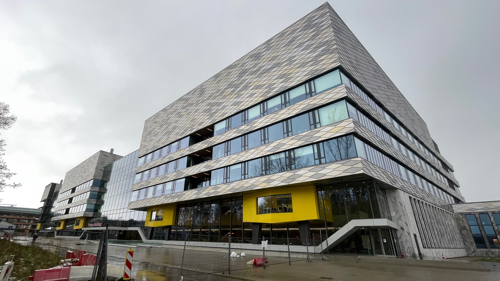 Gewonde door vallend plafondpaneel, Feringa Building van de RUG uit ...