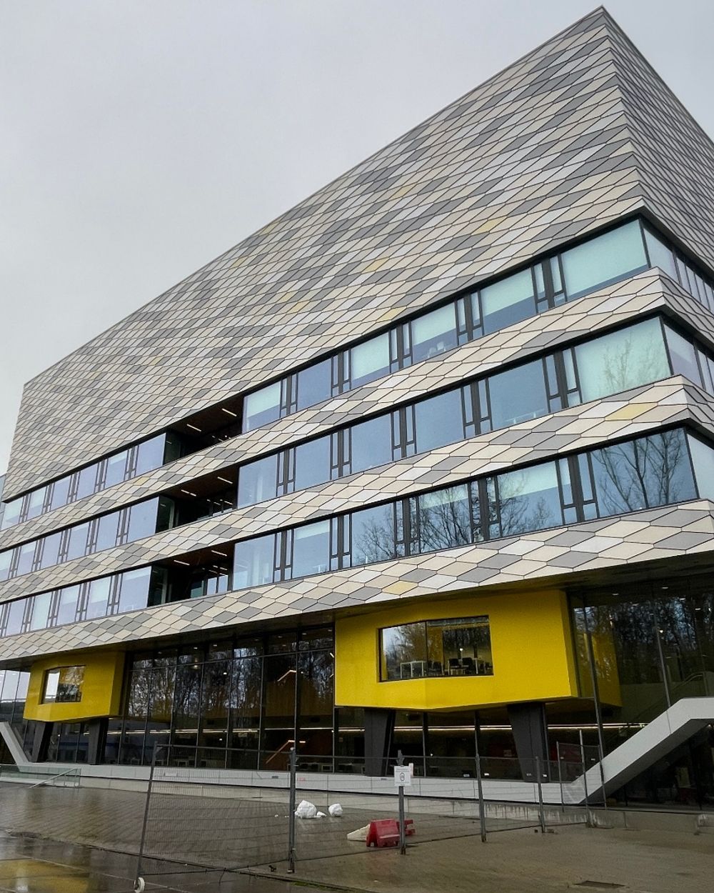 Gewonde door vallend plafondpaneel, Feringa Building van de RUG uit ...