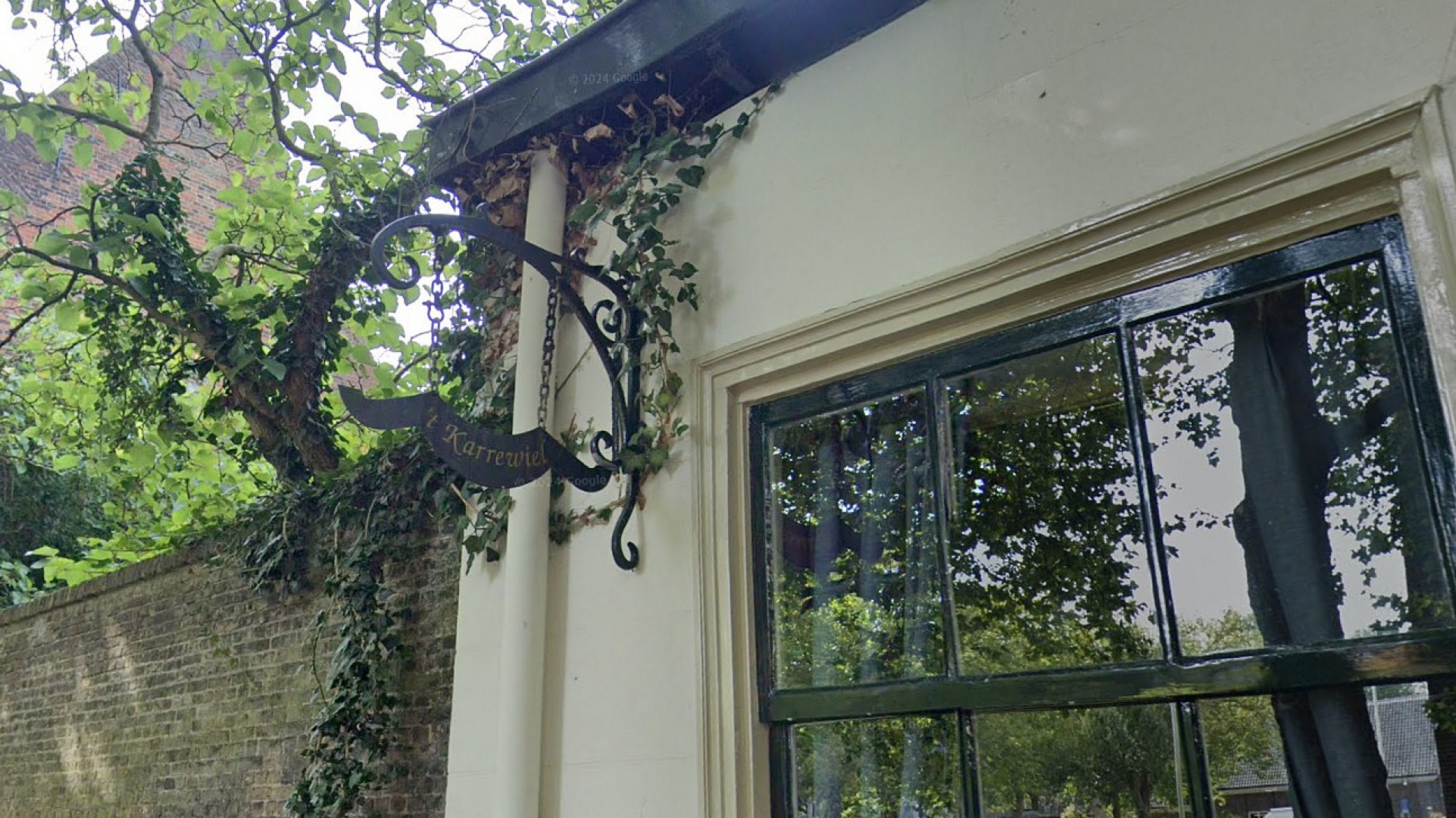 Bord van gevel gestolen, eigenaar baalt: 'Stukje geschiedenis is weg ...