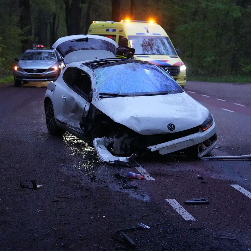 Auto botst tegen boom • scooter aangereden - Omroep Gelderland