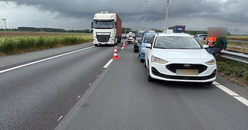 File door ongeluk op snelweg tijdens loeidrukke avondspits - Rijnmond
